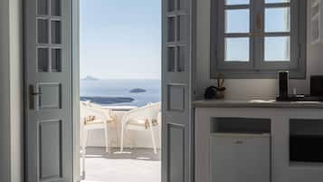 Classic Cave Room with Sea View & Caldera View | Cofre no quarto, quartos insonorizados, ferro/tábua de engomar