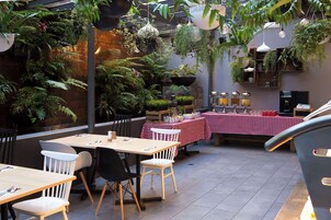 Café da manhã com buffet diário (AUD 25 por pessoa)