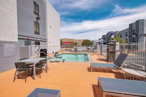 Piscina interna, piscina externa sazonal