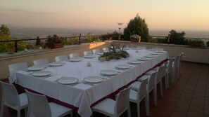 Café da manhã, almoço e jantar; culinária italiana 