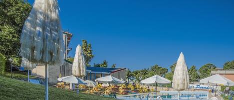 3 piscinas externas, guarda-sóis, espreguiçadeiras