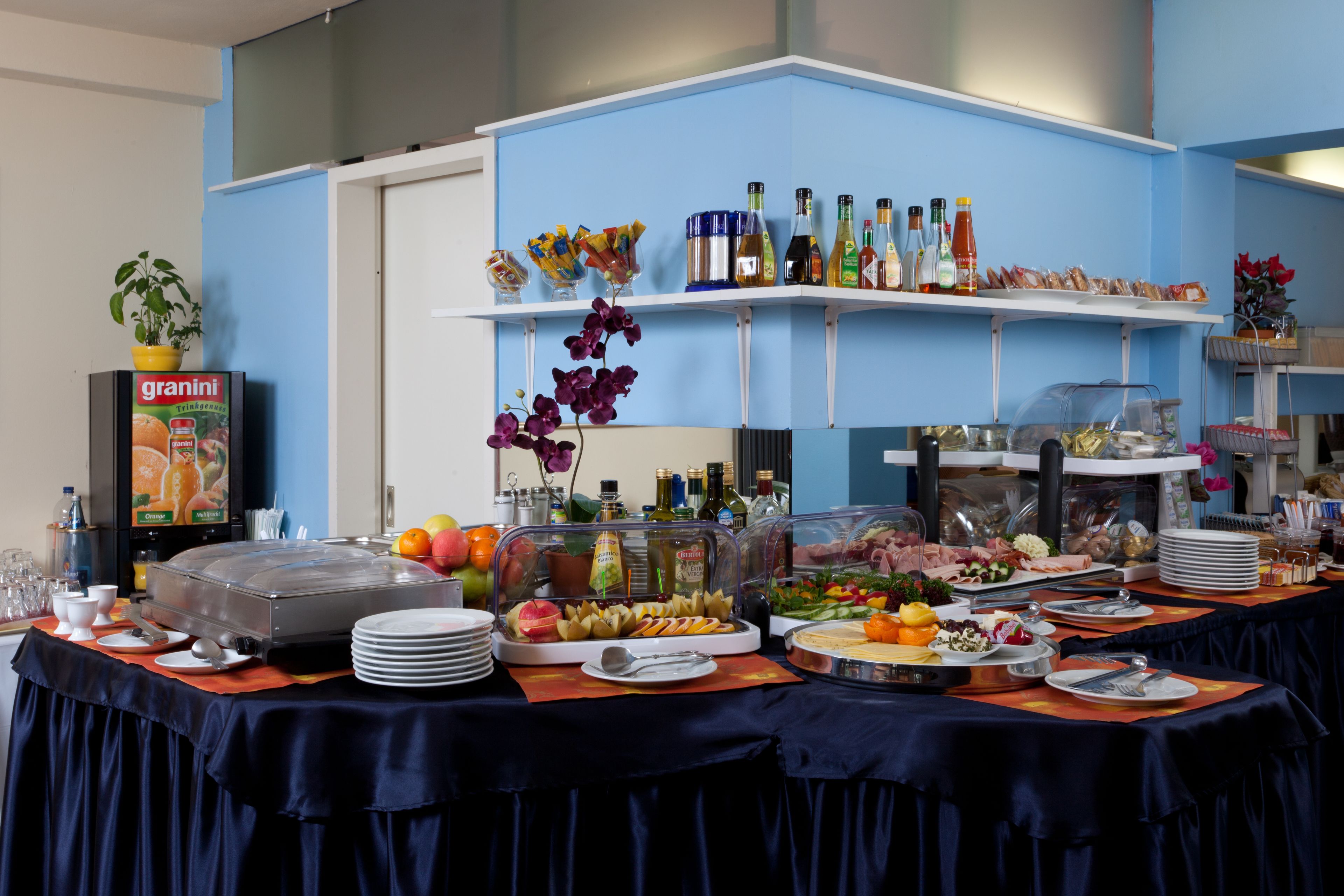 Café da manhã com buffet grátis todos os dias