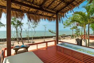 Ocean Front Bungalow | Vista do quarto