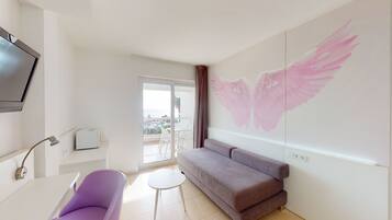 Uma sala de estar moderna com um sofá cinzento, uma poltrona roxa, uma mesa pequena branca e um grande mural rosa em forma de asa na parede.