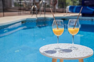 Piscina externa, funciona das 10h às 19h, espreguiçadeiras