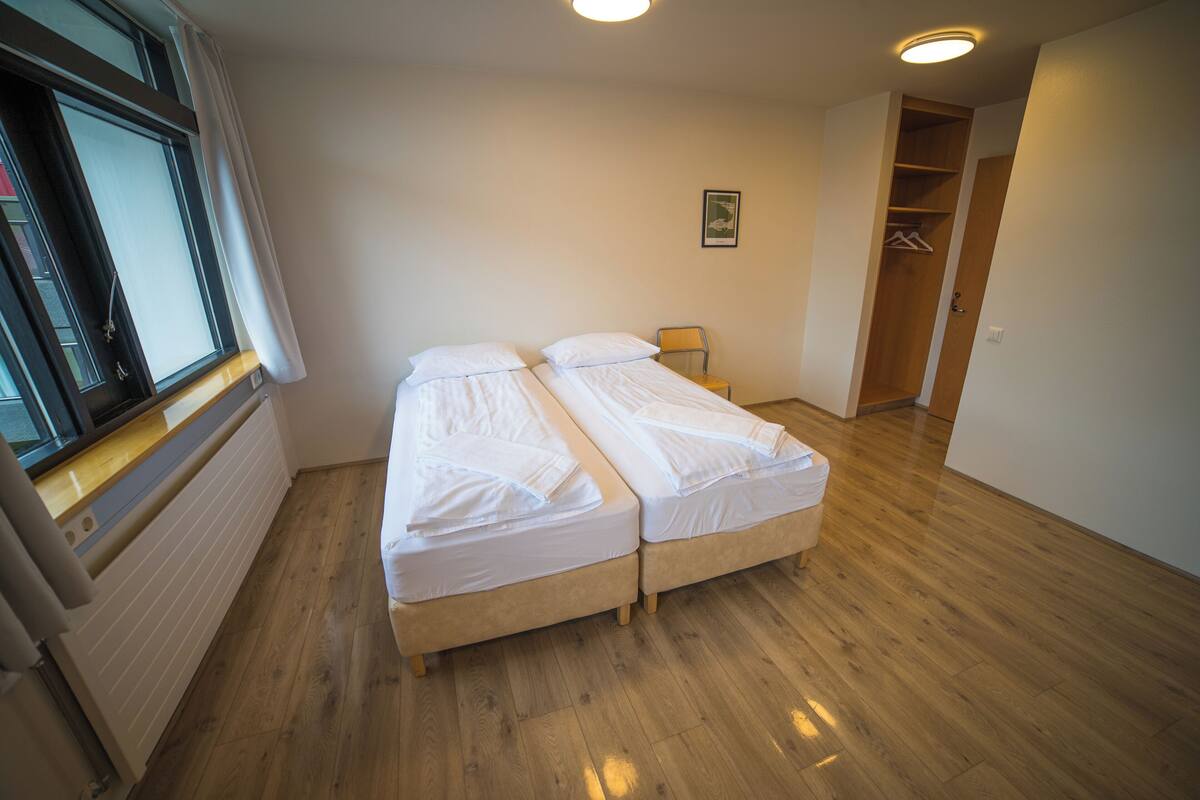 Quarto Básico | Secretária, berços/camas para crianças grátis, Wi-fi grátis 