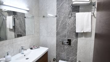 Quarto Deluxe | Casa de banho | Uma combinação polibã/banheira, artigos de higiene pessoal grátis