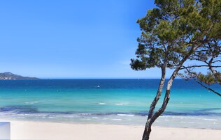 Na praia, areia branca 