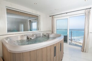 Suite, vista para o mar | Banheira de hidromassagem privativa
