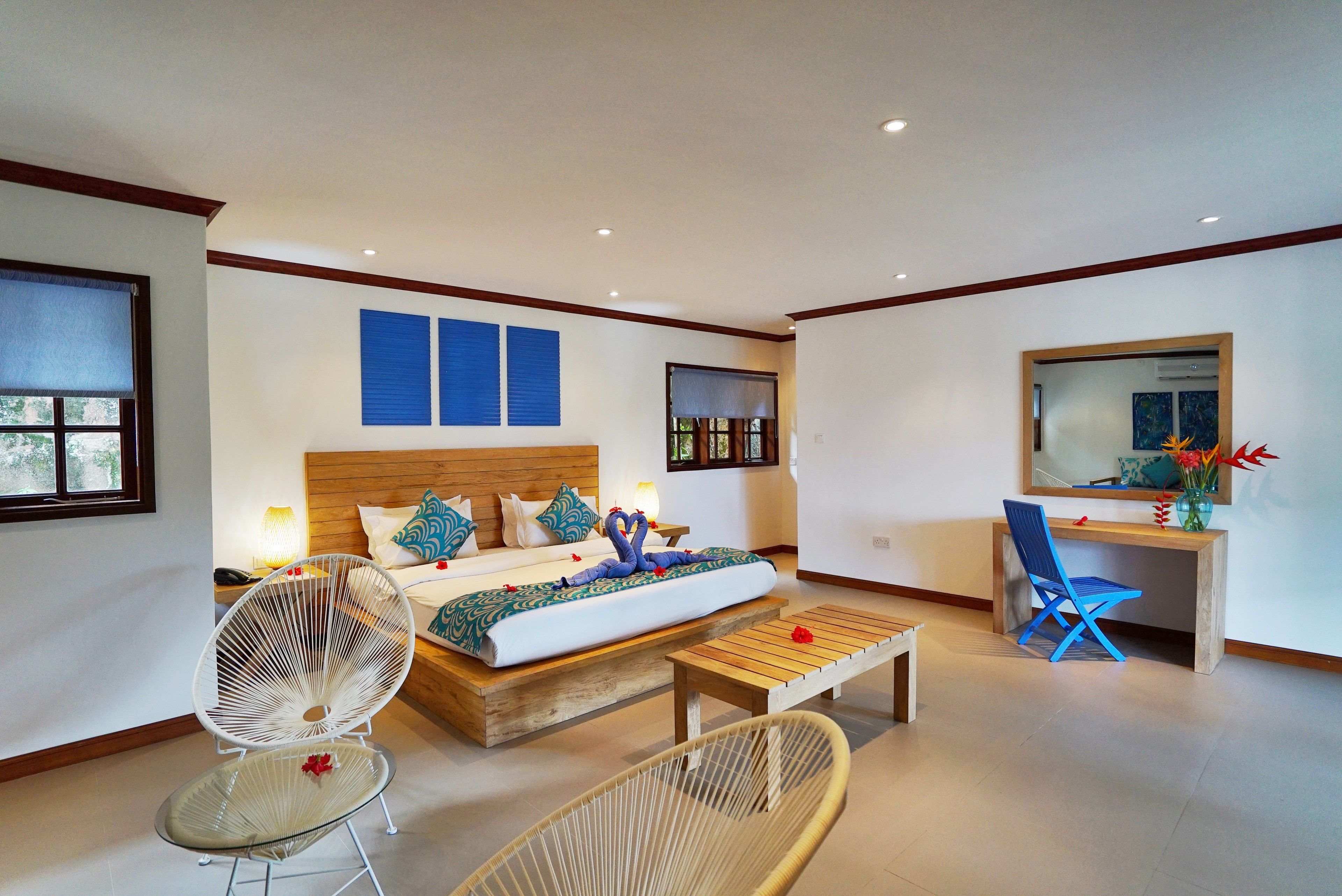 Quarto moderno com uma cama, uma escrivaninha e duas cadeiras.