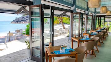 2 restaurantes: opção de café da manhã, almoço e jantar