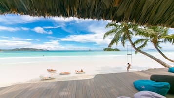 Terraço com espreguiçadeiras