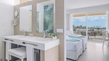 Quarto Duplo Superior, vista para o mar | Casa de banho | Artigos de higiene ecológicos, um secador de cabelo, um bidé