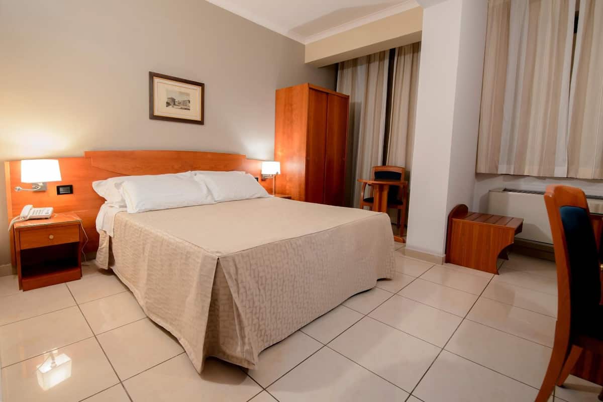 Frigobar, cofres nos quartos, escrivaninha, quartos à prova de som