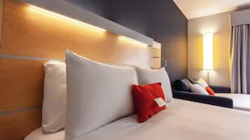 Quarto standard, 1 cama de casal e sofá-cama (Free Hot Breakfast) | Escrivaninha, cortinas blackout, ferros/tábuas de passar roupa