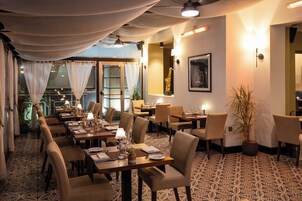 Serviço de almoço, culinária internacional, vistas para a piscina