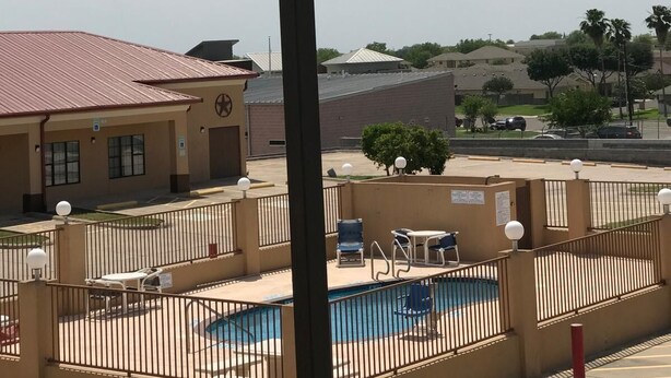 Hotel com piscina, área de estar coberta e vista para a paisagem ao redor.