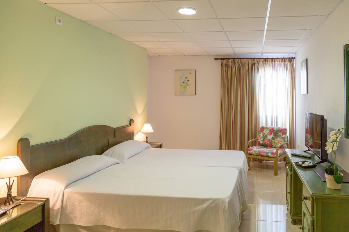 Quarto Económico | Cofre no quarto, secretária, Wi-fi grátis, roupa de cama fornecida 