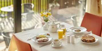 Café da manhã com buffet todos os dias mediante uma taxa