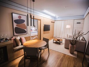 Suite Júnior, 1 cama king-size, vista para o mar | Minibar, cofre no quarto, secretária, quartos insonorizados 