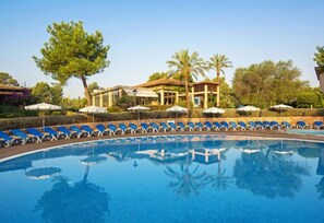 Piscina interna, piscina externa, espreguiçadeiras