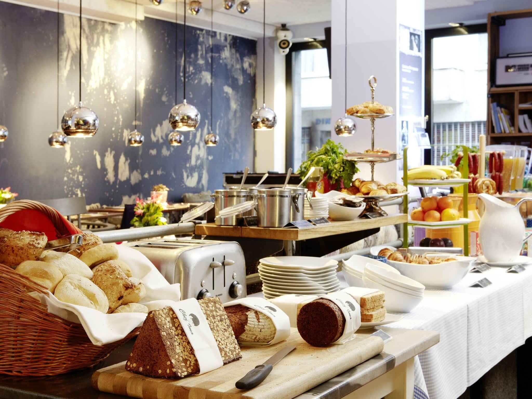 Pequeno-almoço completo diário (27 EUR por pessoa) 