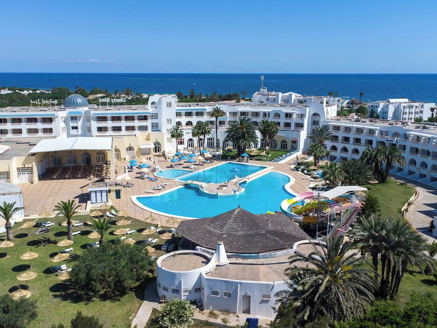 Piscina interna, piscina externa, espreguiçadeiras