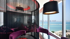 Interior moderno com vista para o mar e para a cidade.
