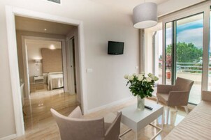 Suíte, banheira, ao lado do lago | Frigobar, cofres nos quartos, cortinas blackout