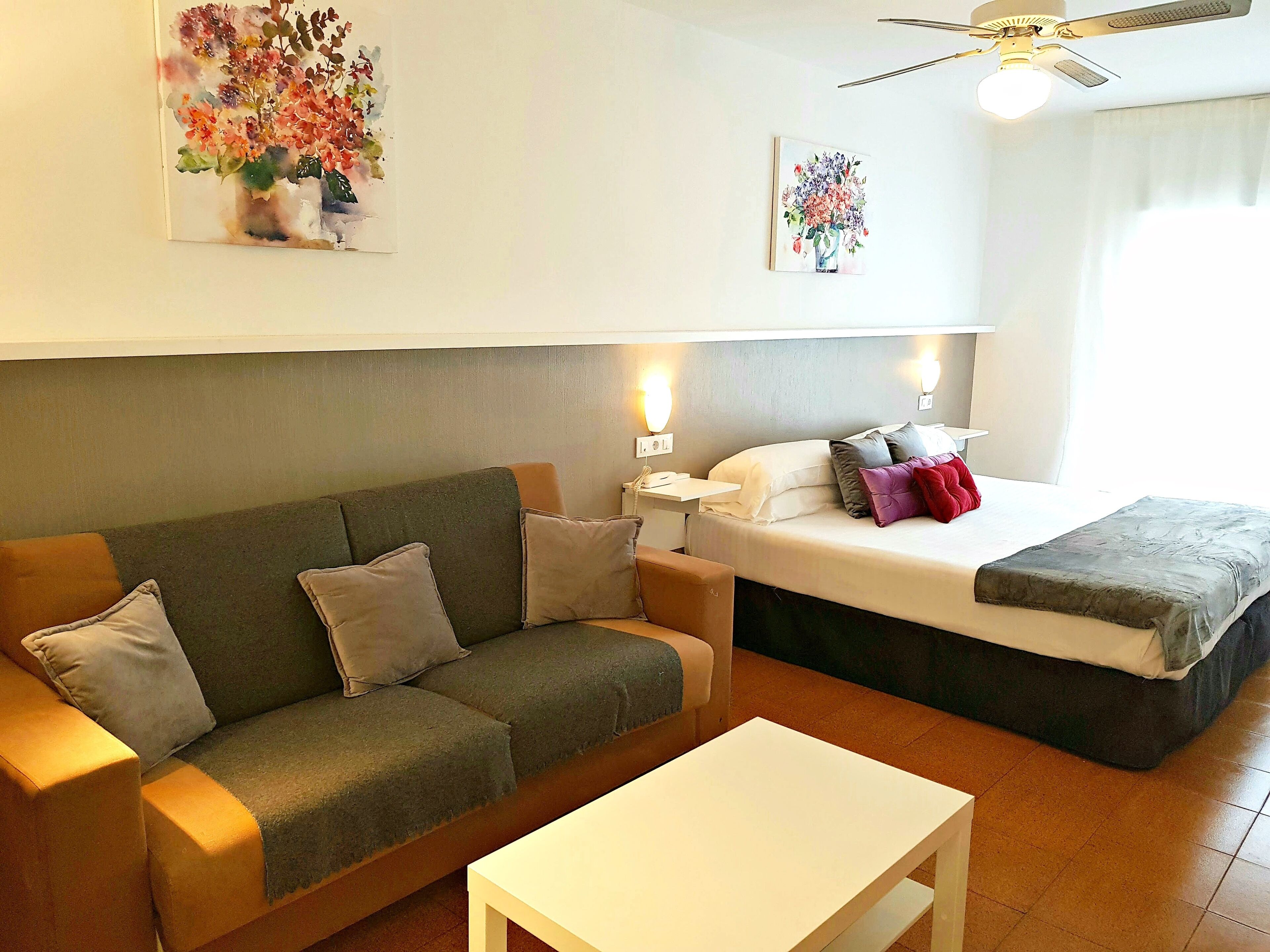 Berço de viagem, Wi-fi grátis, roupa de cama fornecida 