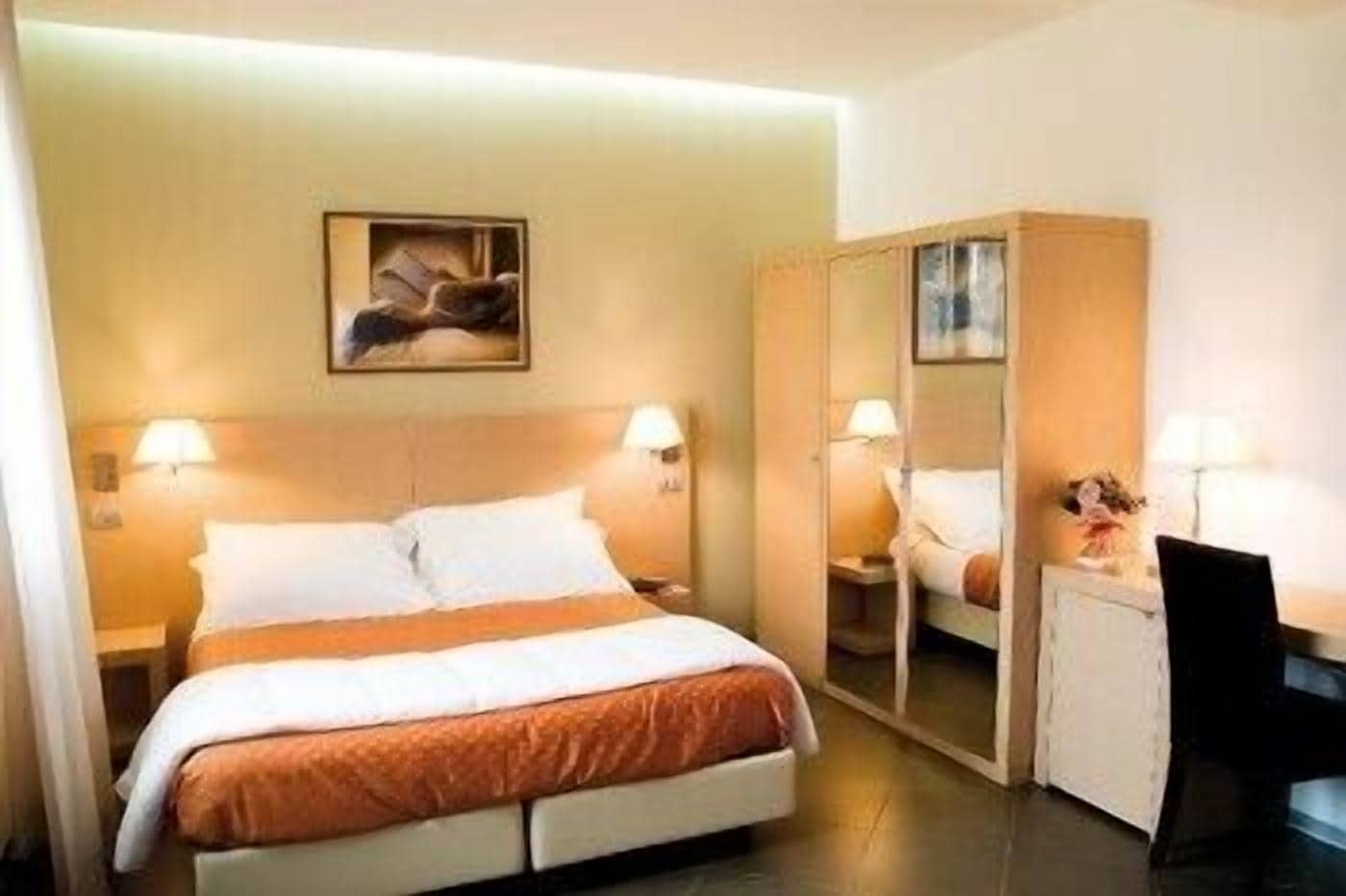 Quarto Duplo | Lençóis italianos Frette, minibar, cofre no quarto, secretária 