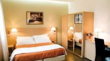 Quarto Duplo | Lençóis italianos Frette, minibar, cofre no quarto, secretária