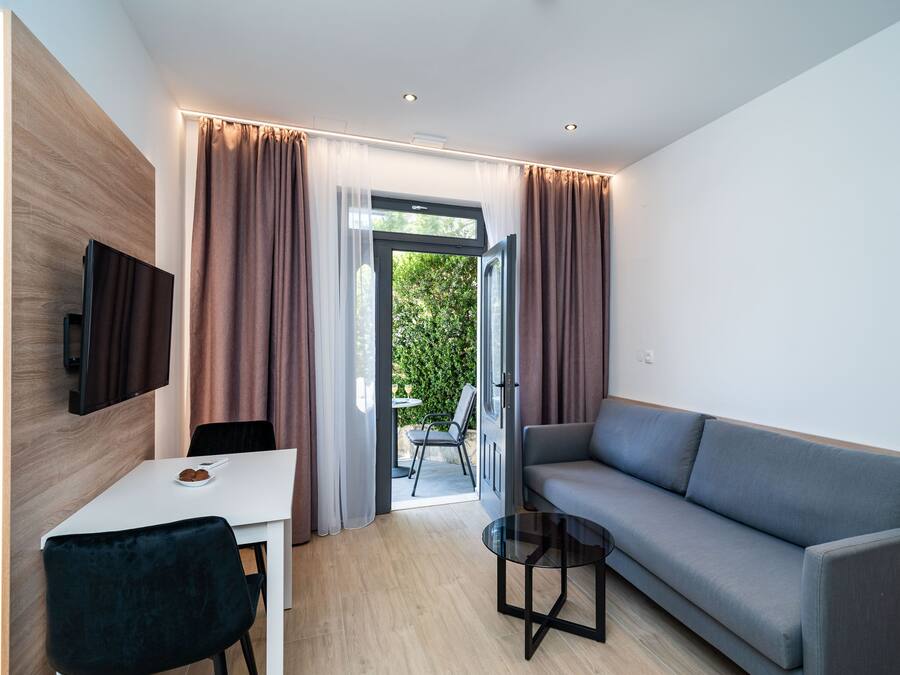 Apartment 1 bedroom patio Ground Floor | Sala de estar | Televisor de ecrã plano de 32 polegadas com canais via satélite