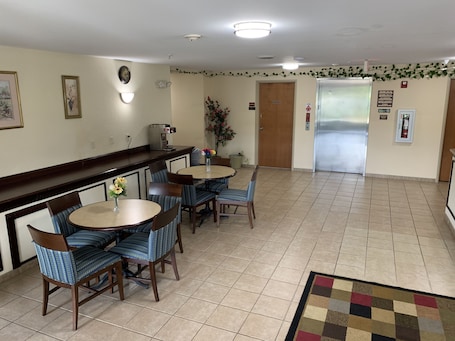 Sala de estar do lobby. Amelia Inn & Suites