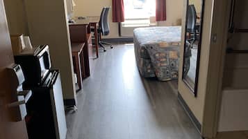 Quarto standard, 1 cama King, para não fumantes | Escrivaninha, ferros/tábuas de passar roupa, Wi-Fi de cortesia