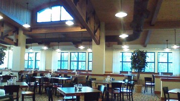 Pequenos-almoços, almoços, jantares servidos, cozinha americana 