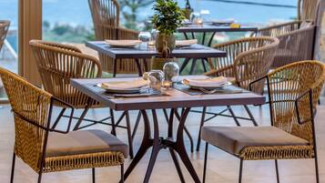 Pequenos-almoços, almoços, jantares servidos, com vista para a praia
