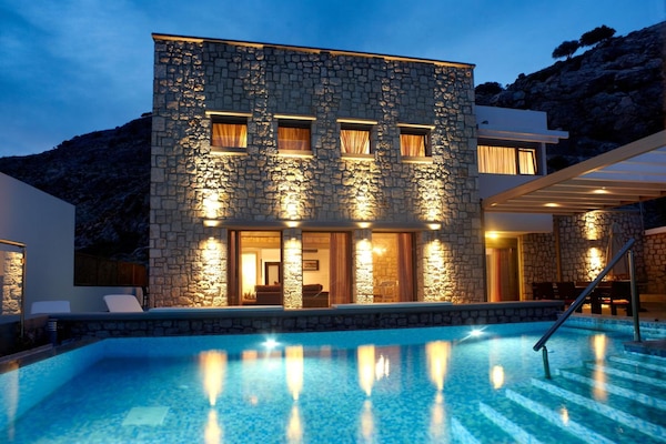 Piscina exterior, uma piscina aquecida, guarda-sóis, espreguiçadeiras