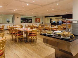 Pequeno-almoço tipo buffet diário mediante uma taxa 