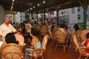 Serviço de café da manhã, almoço, jantar; restaurante ao ar livre