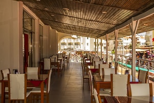 Serviço de café da manhã, almoço, jantar; restaurante ao ar livre