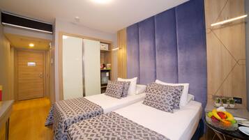 Economy Double or Twin Room | Roupa de alta qualidade, minibar, cofre no quarto