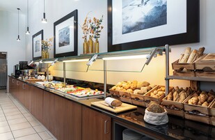 Café da manhã com buffet todos os dias mediante uma taxa