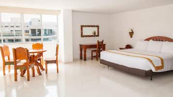 Frigobar, cofres nos quartos, escrivaninha, roupa de cama