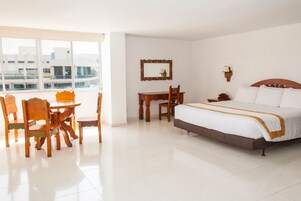 Minibar, cofre no quarto, secretária, roupa de cama fornecida 