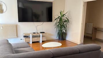 Apartamento Comfort | Sala de estar | Televisor de 32 polegadas com canais digitais