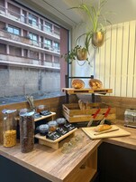 Café da manhã com buffet todos os dias (EUR 12.9 por pessoa) 
