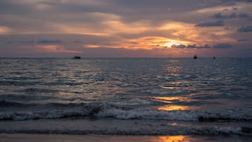Na praia, toldos de praia (sobretaxa), espreguiçadeiras