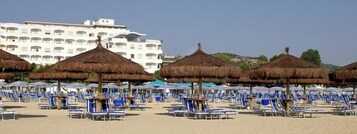 Uma praia privada, espreguiçadeiras, guarda-sóis de praia 