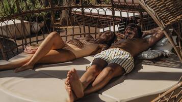 2 piscinas exteriores, guarda-sóis, espreguiçadeiras